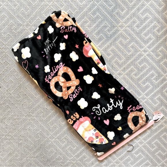 Betsey Johnson | Bedding | Betsey Johnson Feel Salty Blanket Nwt | Poshmark